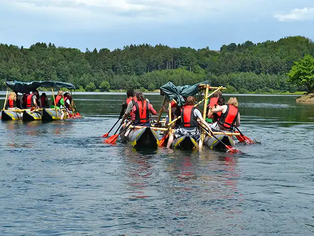 Floßbau Teamevent - 3,5 Stunden Teambuilding auf dem Wasser